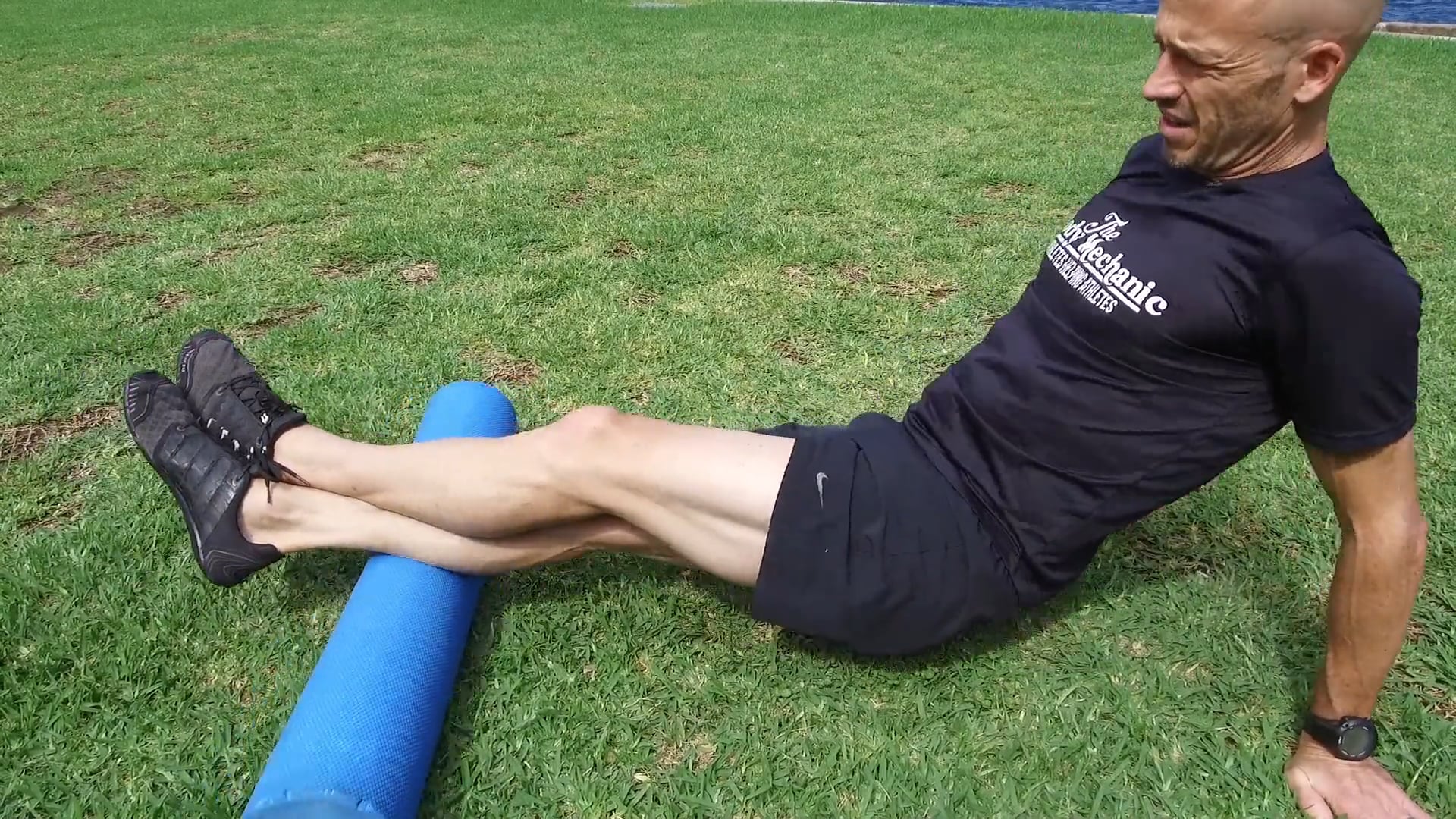 Foam roll your calf muscles - Streek App